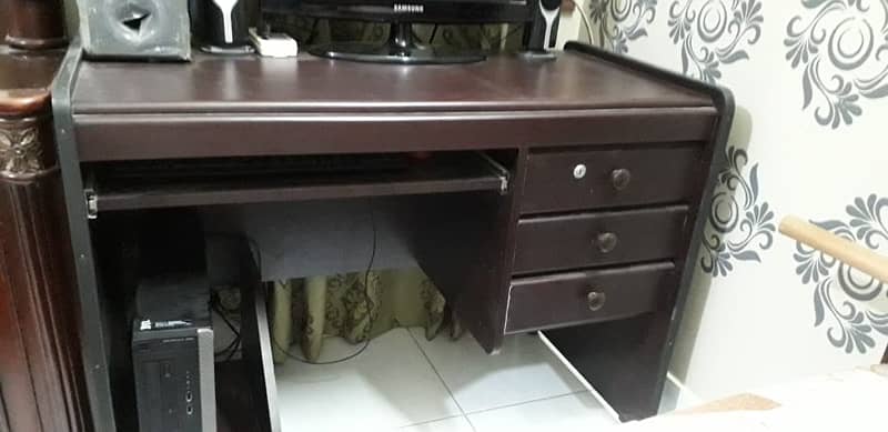 pc table and chair keyboard and mouse - Computer Components - 1082878120