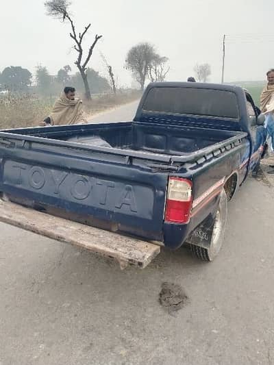 Toyota Hilux accident - Buses, Vans & Trucks - 1084069149