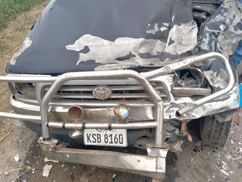 Toyota Hilux accident - Buses, Vans & Trucks - 1084069149