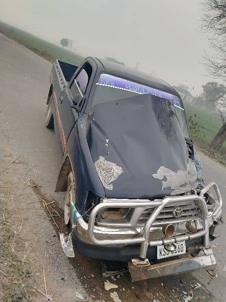 Toyota Hilux accident - Buses, Vans & Trucks - 1084069149