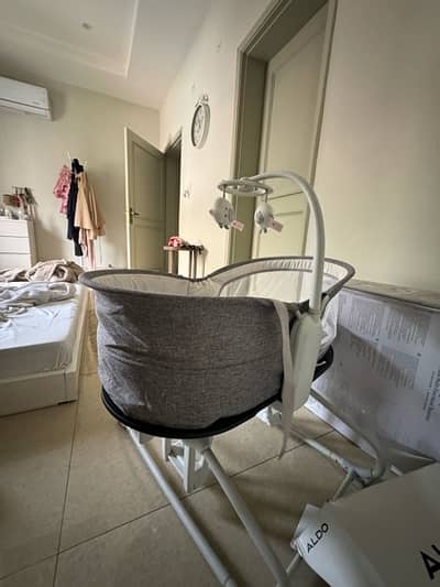 Baby bassinet/electric rocker cot with music - Baby Swings - 1089512352