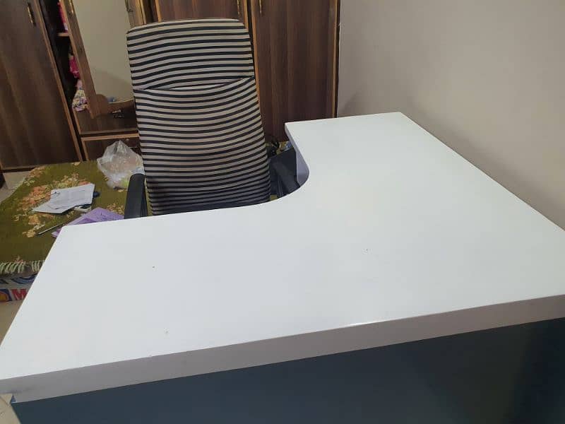 table and interwood chair - Office Tables - 1101153373