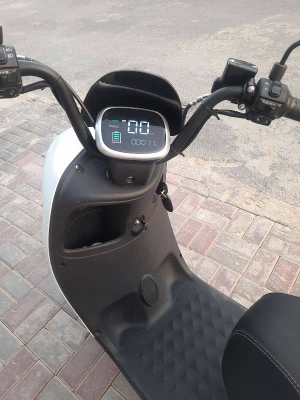 electric scooty bike in best condition in wranty - Electric - 1101648268