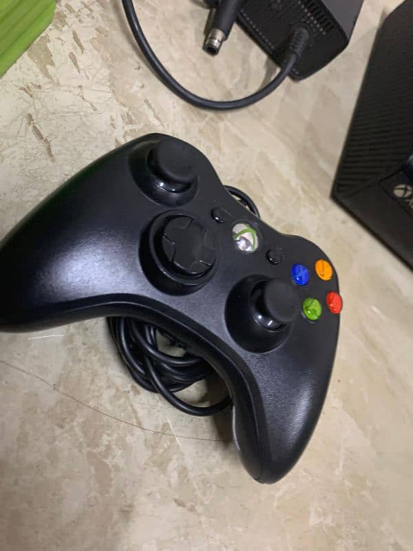 xbox 360e slim with 4cds - Gaming Consoles - 1101790460