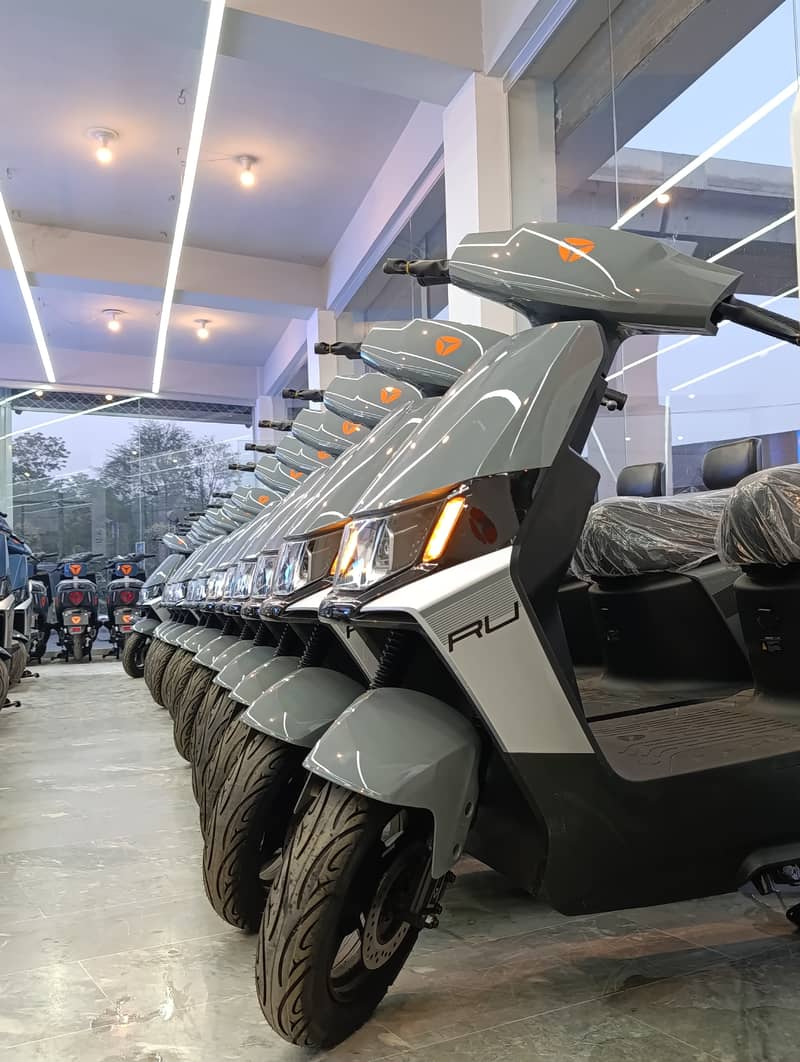 YADEA GT30 M3 EPOC RUBIN GT60 G5 T5 SCOOTY SCOOTER BOYS MALE GIRLS ...