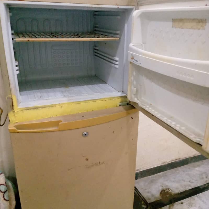 Old fridge for sale - Refrigerators & Freezers Accessories - 1103584187