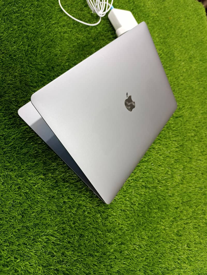 Apple Laptop,MACBOOK PRO 2019,Core i9, 15 inch,Radeon Graphic 555x 4GB ...
