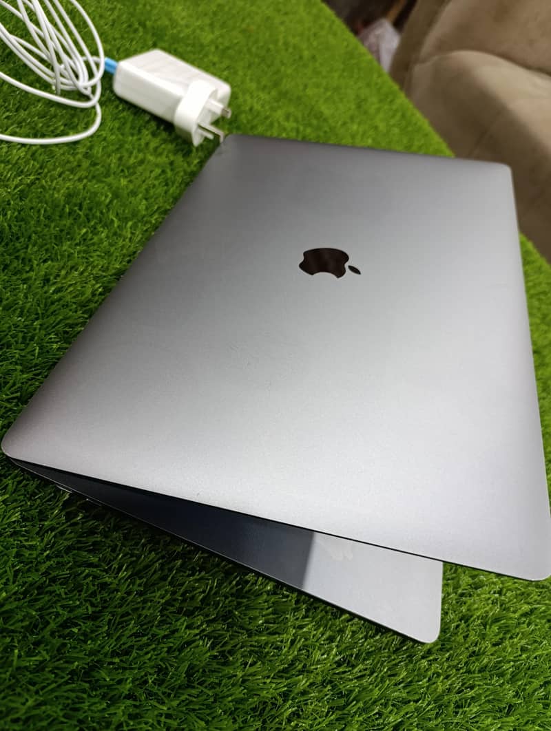 Apple Laptop,MACBOOK PRO 2019,Core i9, 15 inch,Radeon Graphic 555x 4GB ...