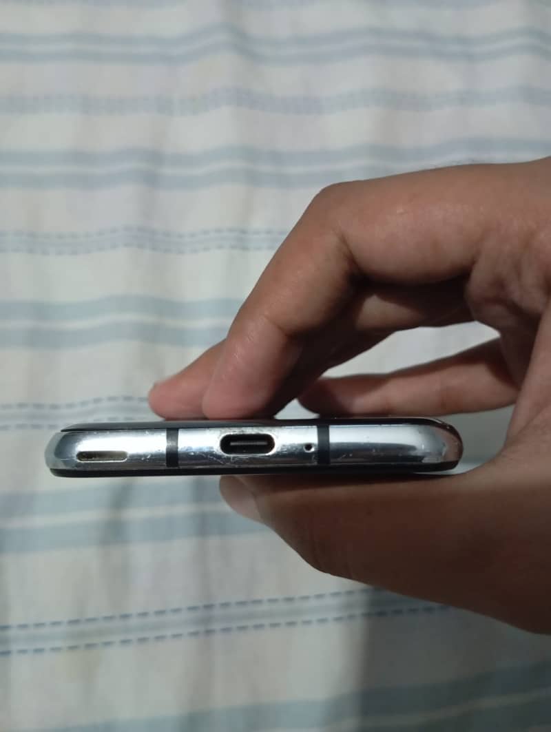 Sharp Aquos R2 - Mobile Phones - 1105355975