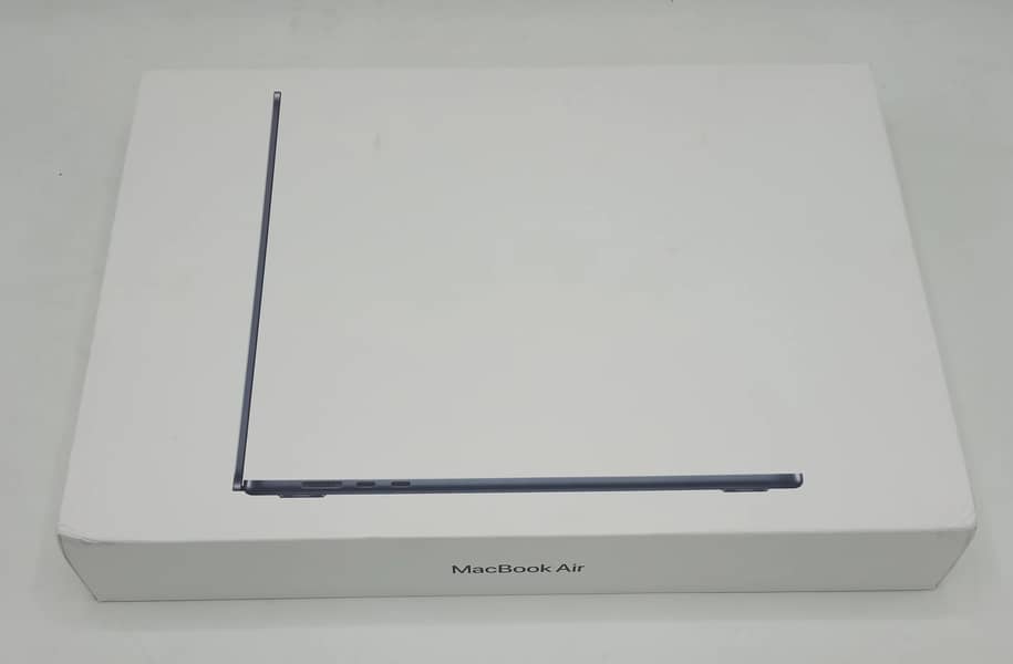 Macbook Air M4 | 15.3 inch LARGE SCREEN SIZE | Box sealed pack| 16/256 ...