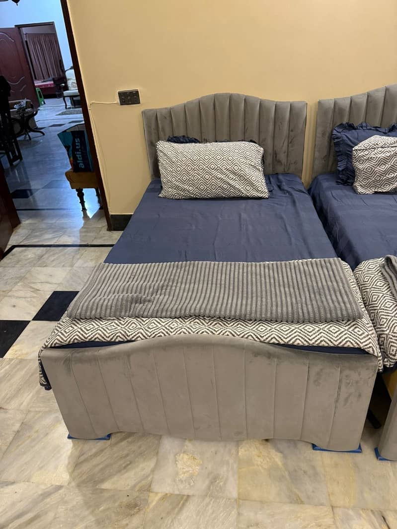 2 wooden single beds in good condition - Beds - 1106077669