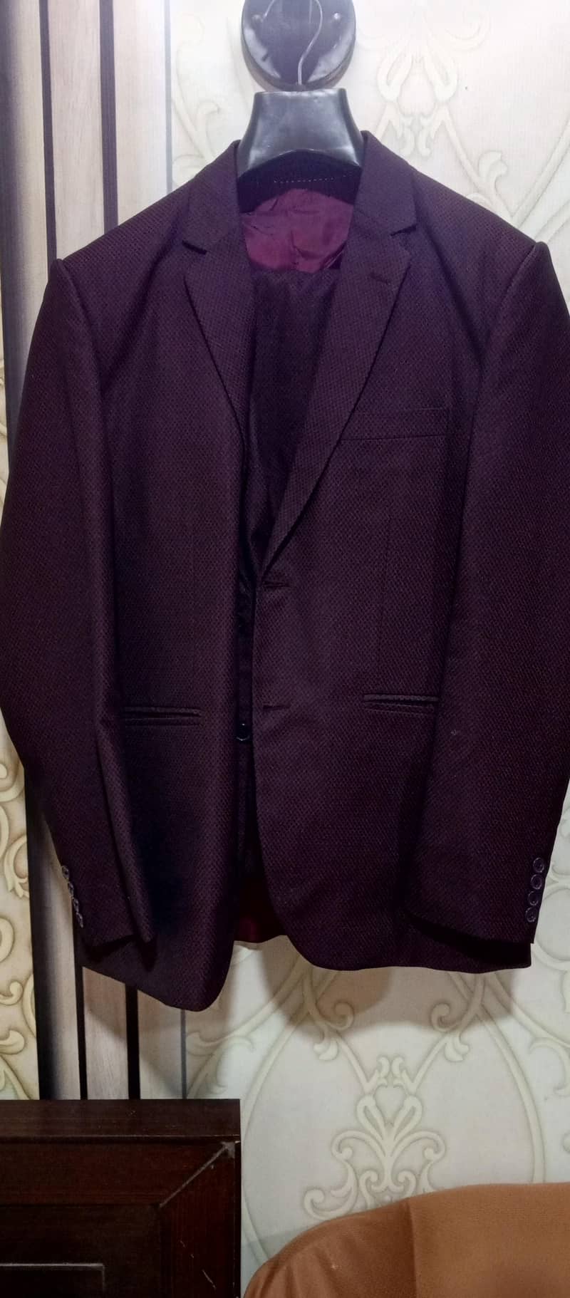 Mehroon color 3 piece best pent coat ready to wear 10/10 urgent sale ...