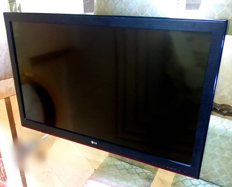 Very Good Condition Original LED 44 inches - Televisions - 1106471734