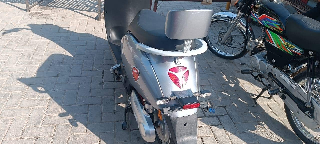 metro m6 electric scooter/scooty - Electric - 1106838847
