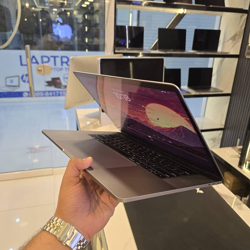 MacBook pro 2019 15.4 inch core i9 CTO 32GB RAM 512GB SSD 8 core ...