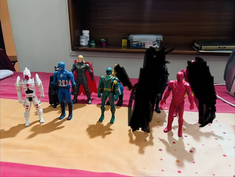Figures 6 - Thor, Capt. America, Power Rangers, Iron Man, Batman etc ...
