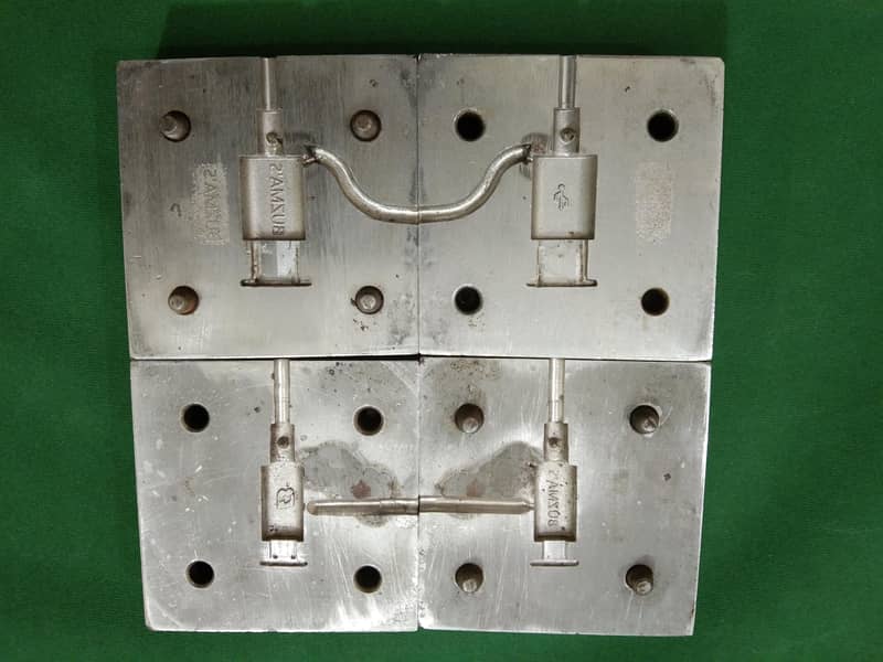 USB Injection Molds / Cable Making Dies - Molding Machines - 1108028863
