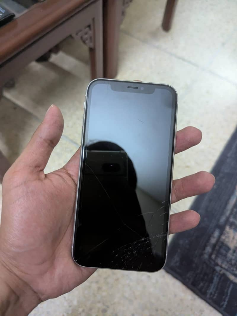 iPhone XR 128GB carrier locked screen cracked - Mobile Phones - 1108047237