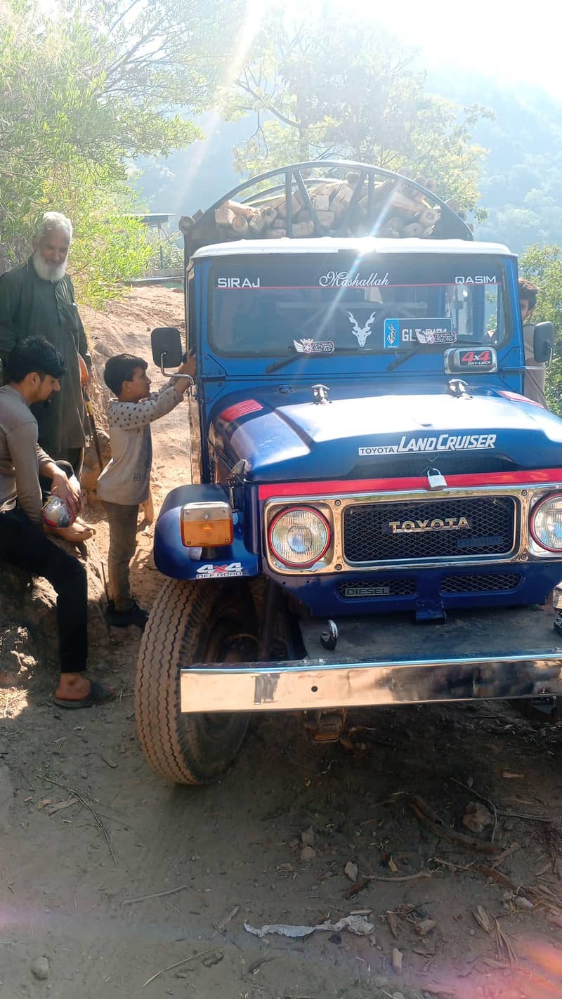 Toyota jeep land cruiser - Buses, Vans & Trucks - 1108087621