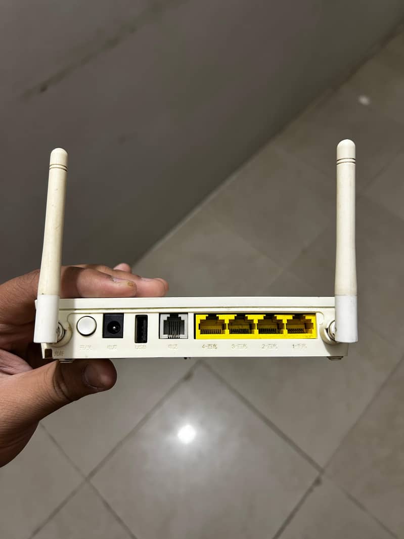 Huawei Fiber optic router, 2.4Ghz with adapter. - Networking - 1108257208