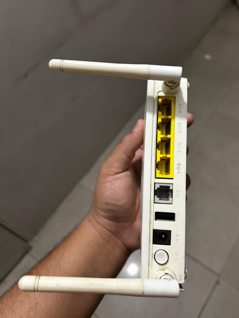 Huawei Fiber optic router, 2.4Ghz with adapter. - Networking - 1108257208