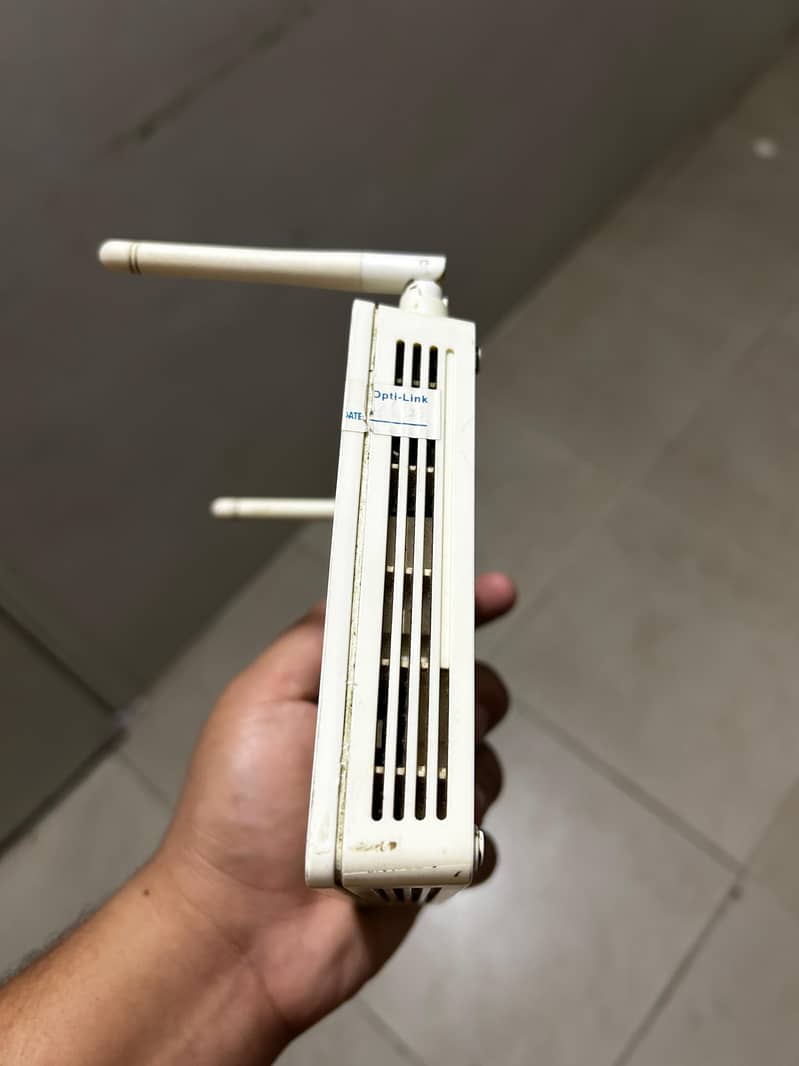 Huawei Fiber optic router, 2.4Ghz with adapter. - Networking - 1108257208