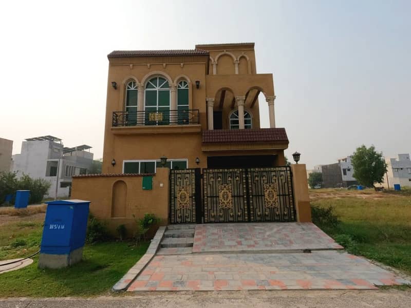 FACING PARK SPANISH BRAND NEW DOUBLE STOREY WITH MUMTY ROOFTOOP ACESS ...