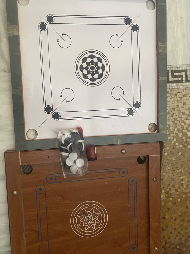 Carrom board with dice and powder - Fish - 1096574306