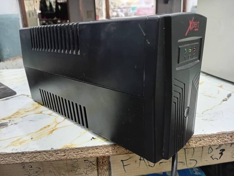 short backup ups - UPS - 1109386313