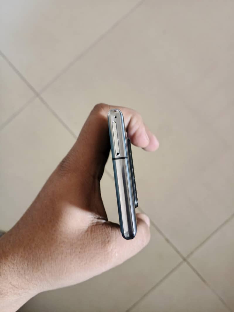 sharp Aquos r6 - Mobile Phones - 1109462825