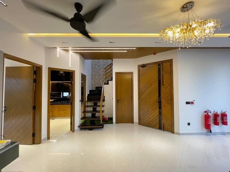 5 MARLA ELEGANT AND FULLY MAINTAINED SUPER HOT LOCATED BUNGALOW IS ...