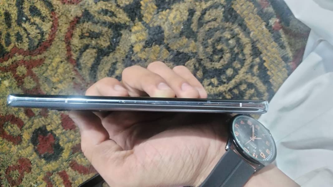 bilkul saaf suthra 10 bye 9 condition bus screen per ek lakeer hai ...