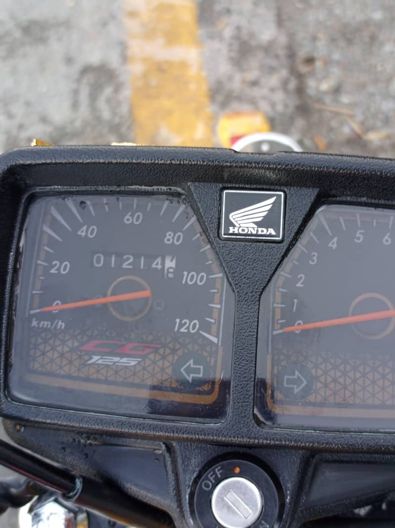 25model gold edition self start for sale sirf1200km chala hoha ha ...