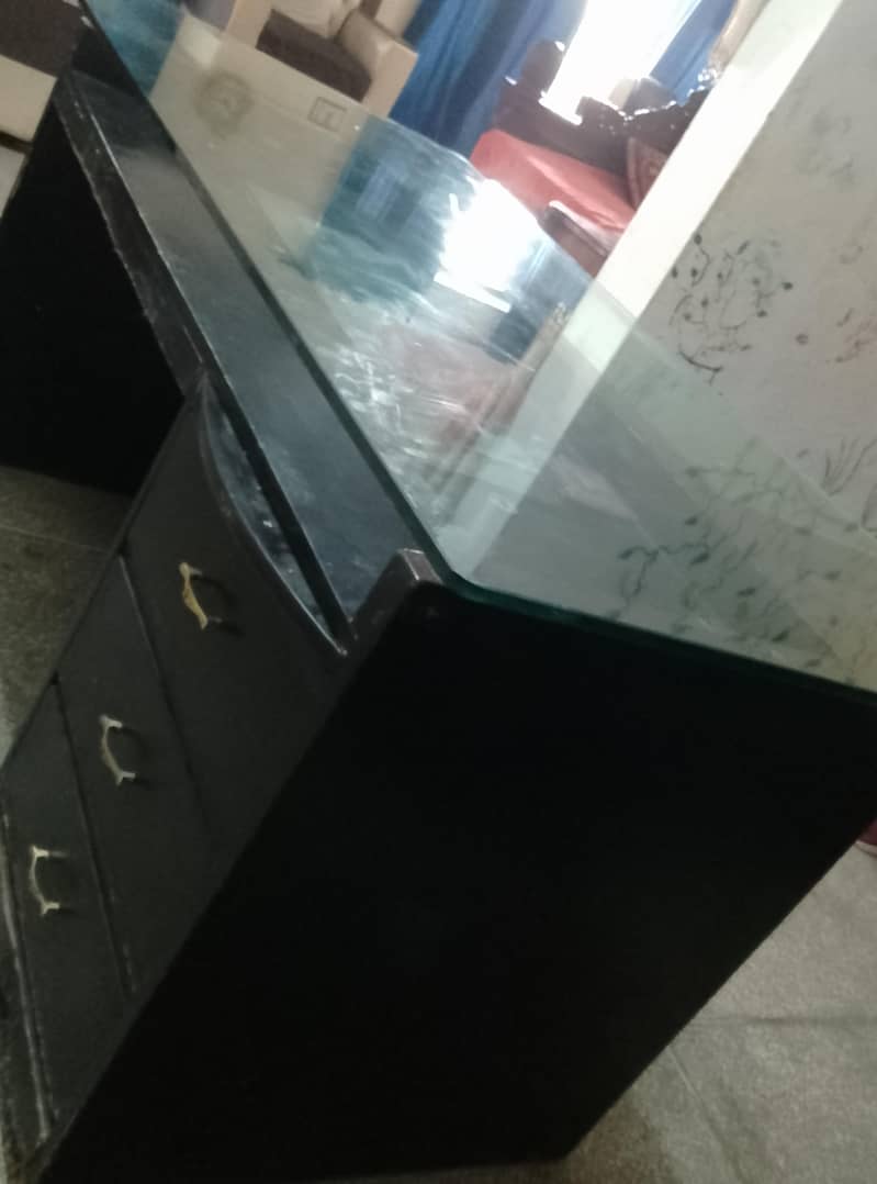 beautiful office table in good condition - Office Tables - 1109786405
