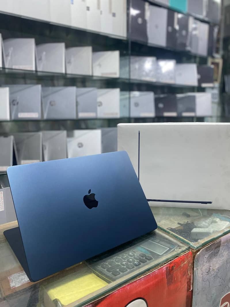 MacBook Air M4 15" 16gb ram 256gb SSD 3 cycle use with box charger ...