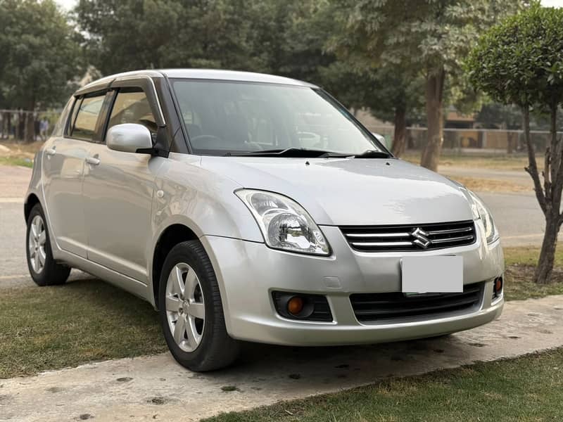 SUZUKI SWIFT 2017 1.3 DLX NAVIGATION Genuine Lahore Reg - Cars - 1108636946