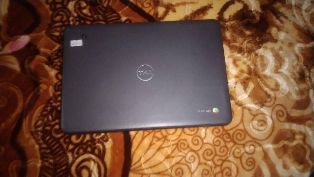 chrome book 4. gb. ram 32 gb room 10 by 10 condition se tipe fast ...