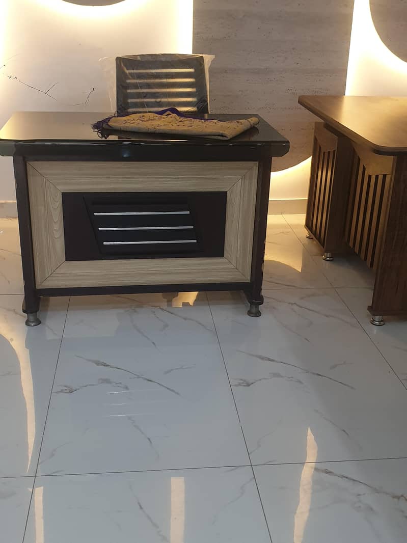 Office table in good condition - Office Tables - 1110085122