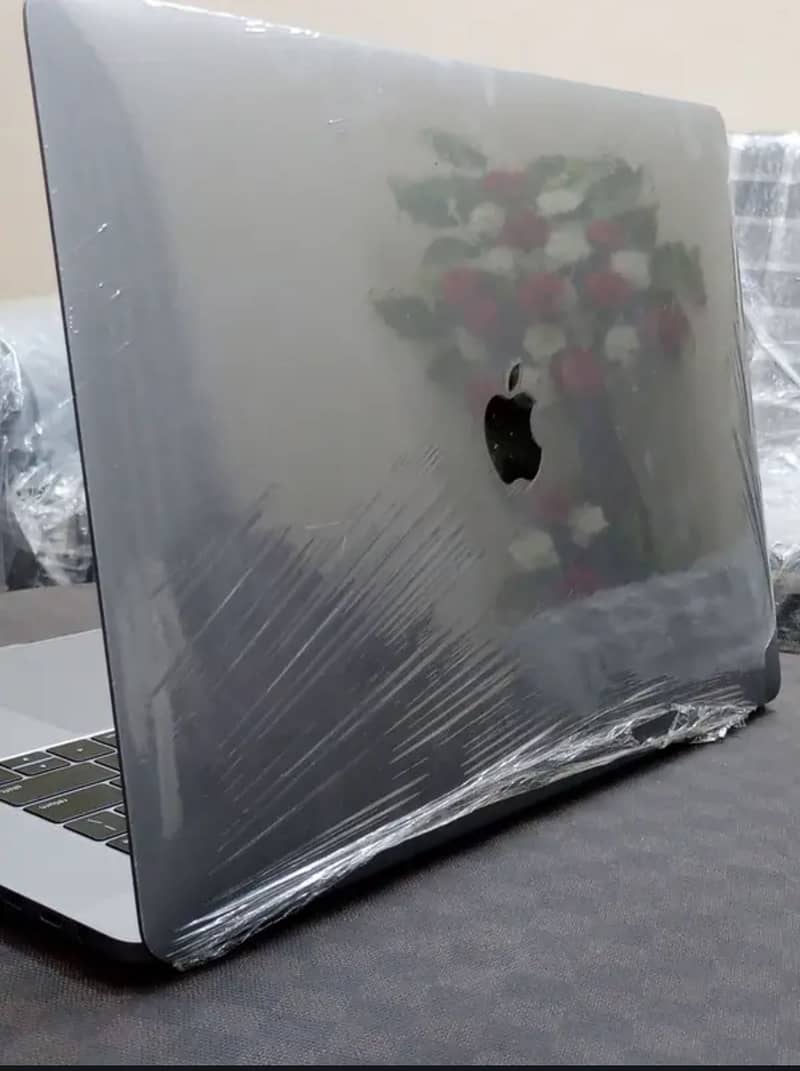 MacBook Pro 2017 - Laptops - 1110157454