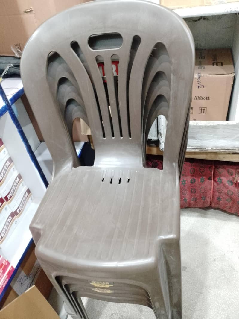 plastic chairs - Chairs - 1110263552