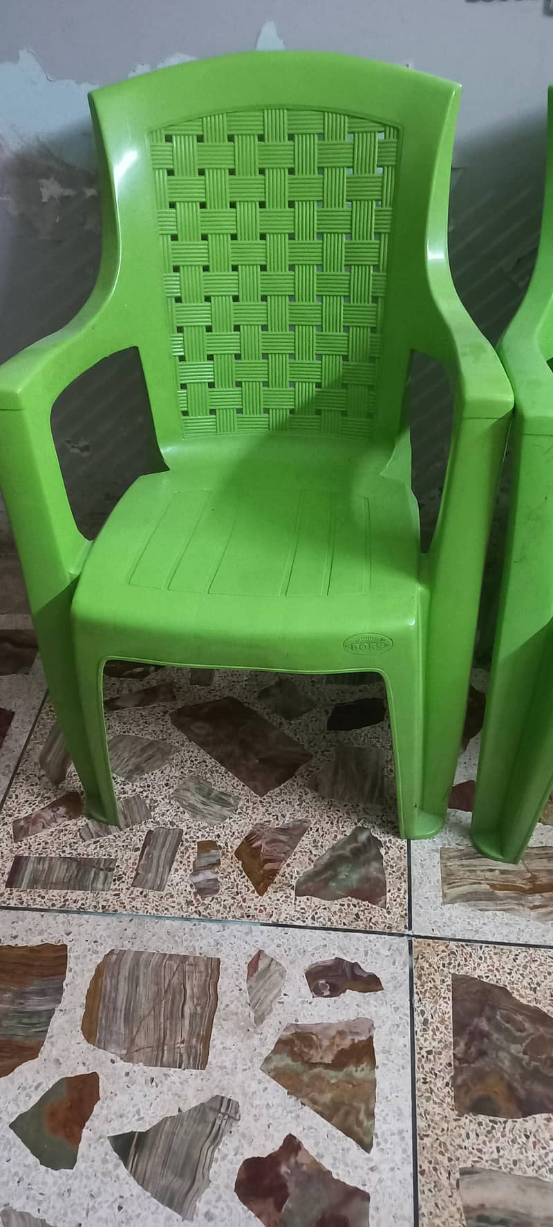 plastic chairs - Chairs - 1110279709