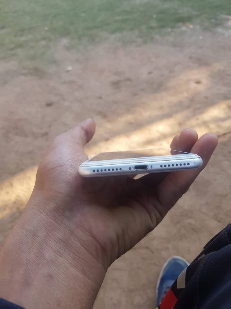 Iphone 8plus ( minor crack ) - Mobile Phones - 1110283335