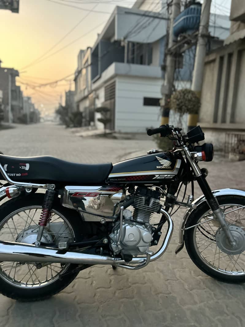 Special edition black color 5700km driven - Standard - 1110298125