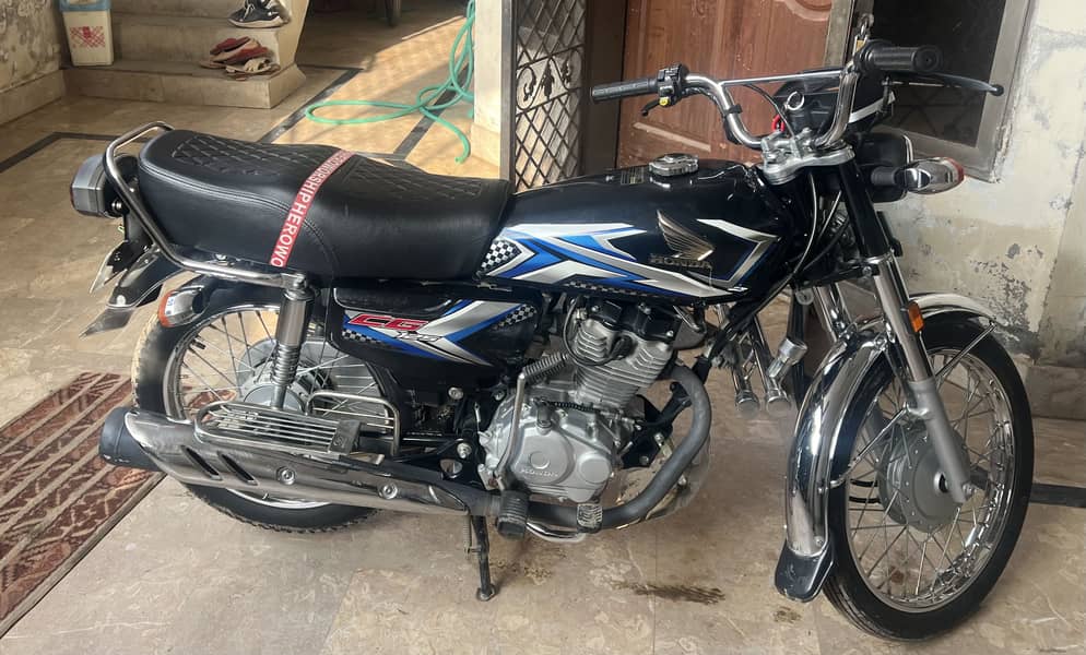 125 2025 model - Standard - 1110304121