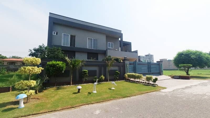 10 MARLA RESIDENTIAL FACING PARK PLOT B BLOCK HOT LOCATION - Land ...