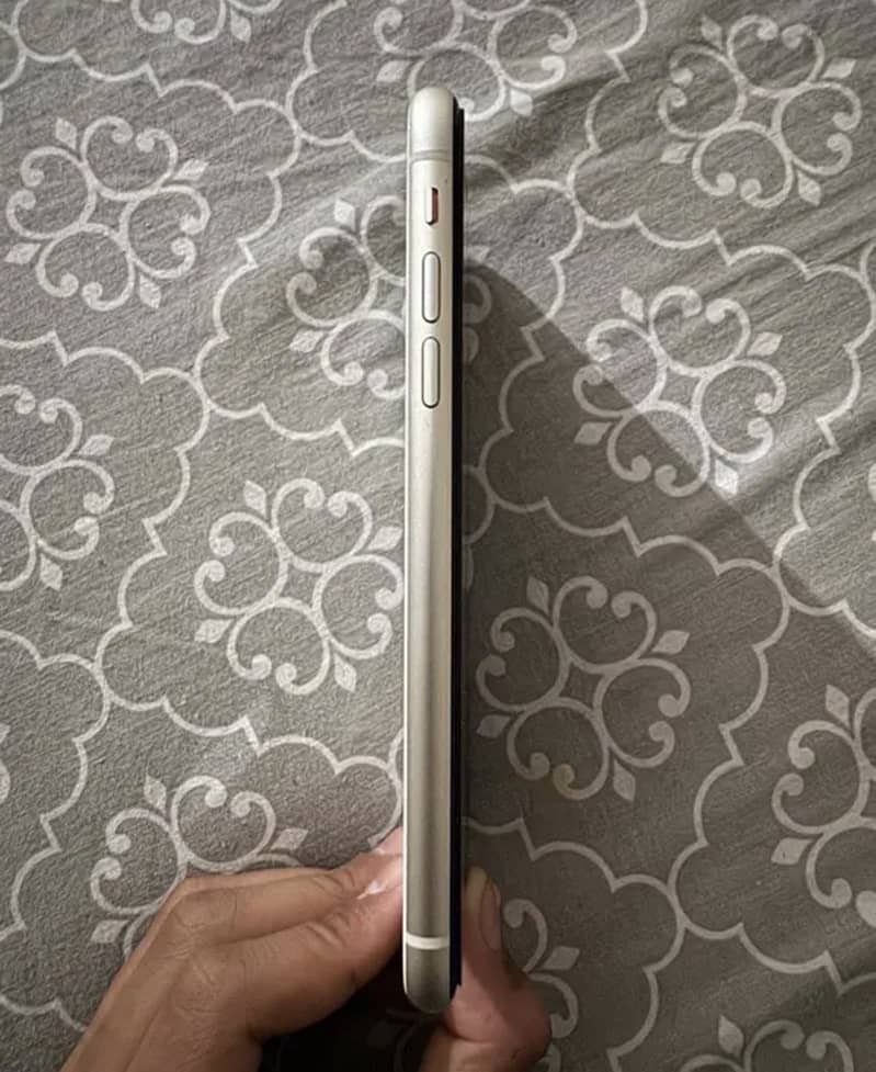 iPhone 11 - Mobile Phones - 1110348310