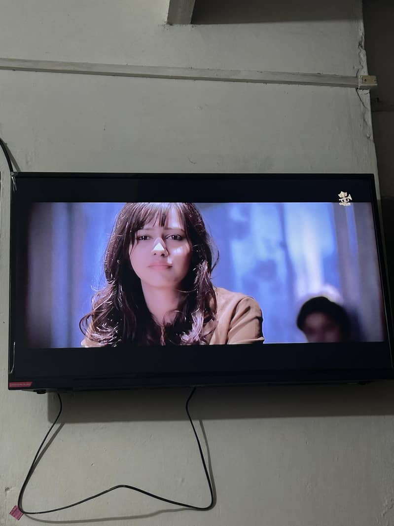 Changhong Ruba 39 inches Smart LED TV - Televisions - 1110372229