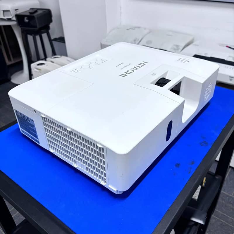 WE HAVE ALL KINDS OF PROJECTORS AVAILBLE IN DUBAI IMPORT 03152965654 ...