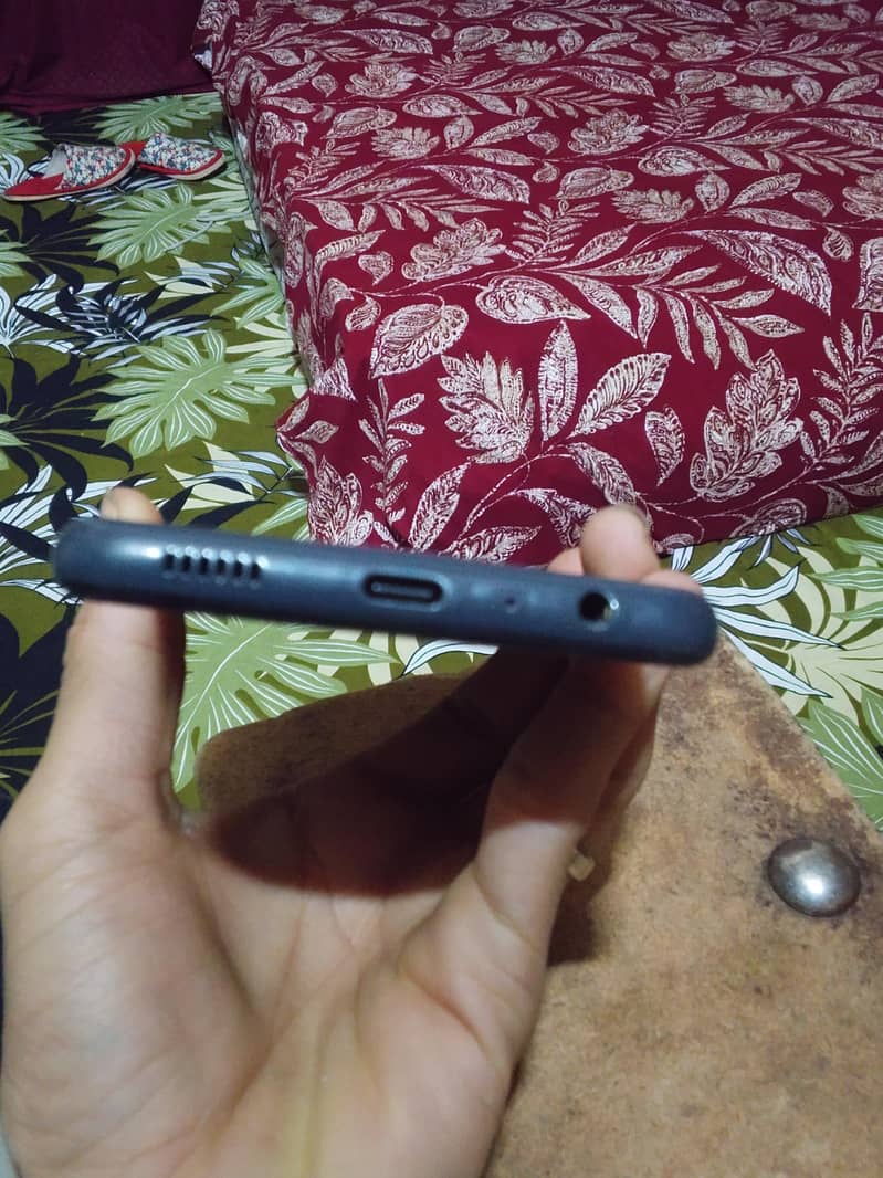 Samsung a13 dual sim pach Dubai sy aya ha only mobile no box no charge ...