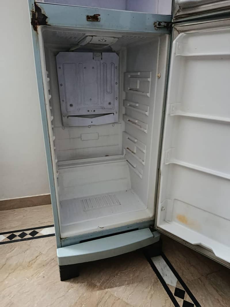 Singer company Full Size Refrigerator - Refrigerators - 1110651556